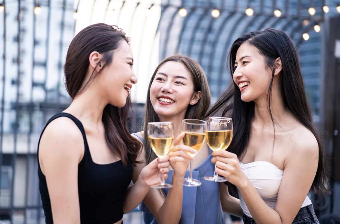 Women breaking free from traditional stereotypes at bars Recommended ...